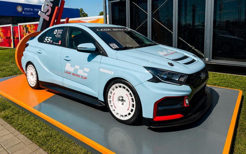 На ПМЭФ-2026 представили новые Volga, Lada и Aurus. Полный список ...